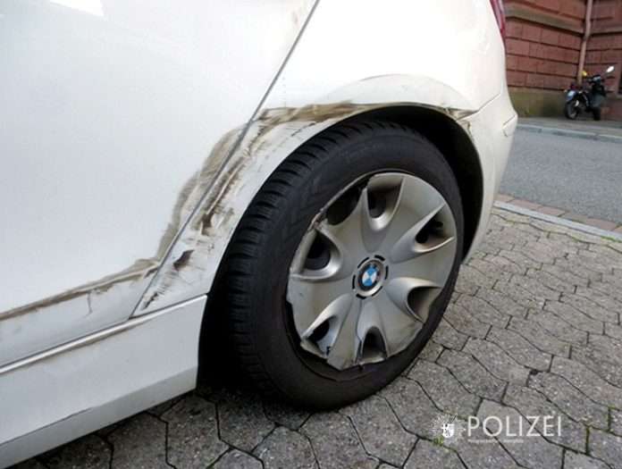 Mittellinie überfahren - Auto gestreift